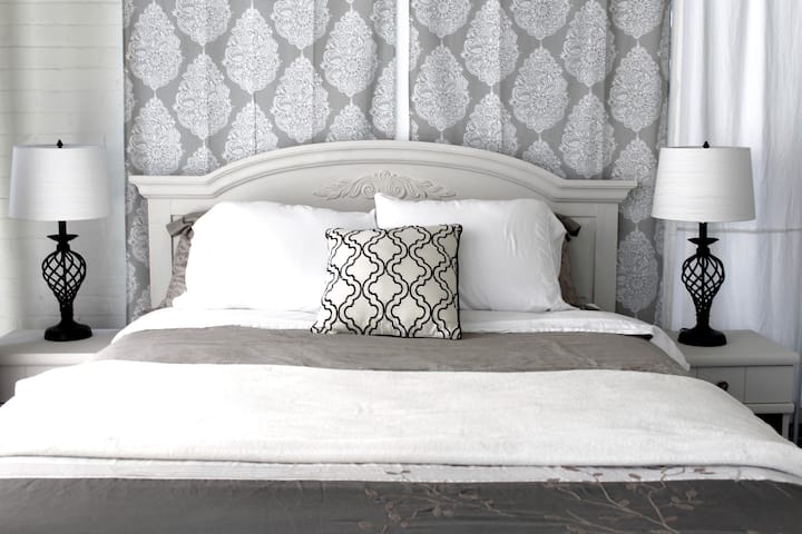 Beautiful Bright Sunroom In Old South Estate - London