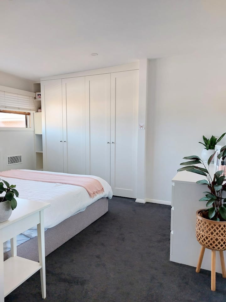 Light And Bright Semi Sized Coastal Apartment - Kensington