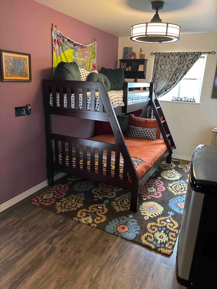 Downtown Bohemian Bungalow Full Bed Bottom Twintop - Fayetteville, AR