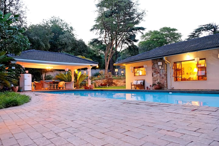 Stunning Cottage With Sandton Skyline Vista - Sandton