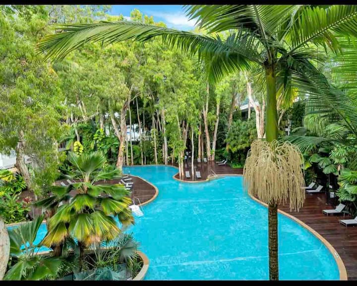 Luxury 2 Bed Palm Cove Unit, Pool & Part Sea View - Palm Cove