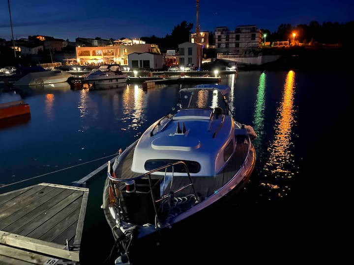 Schlafen Auf Der Romantischen Neptun - Borna