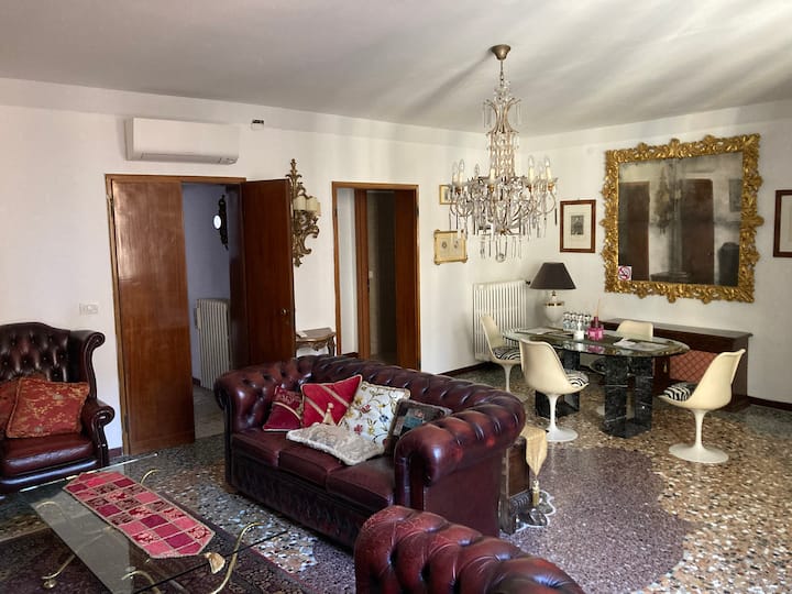 B Room With View Of Small Square - Venetië