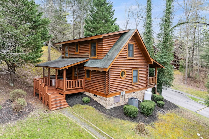 Great Location, Game Room, Hot Tub, King Beds - Pigeon Forge, TN