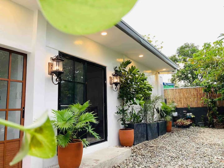 Damsel Pocket Villas With A Solar-heated Pool - Pandi