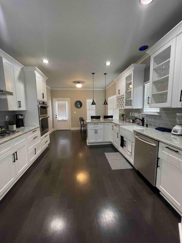 Spacious 4 Bedroom Near Mercedes Benz, Golf, Shops - Decatur, GA