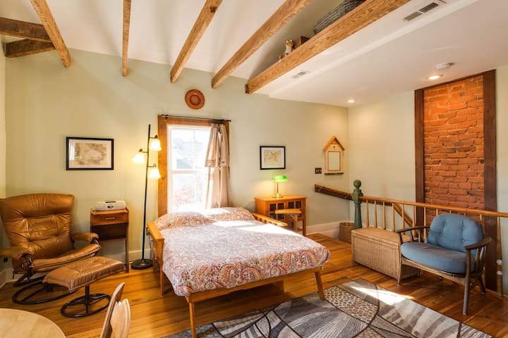 Comfy & Unique Fifeville Studio - Charlottesville, VA