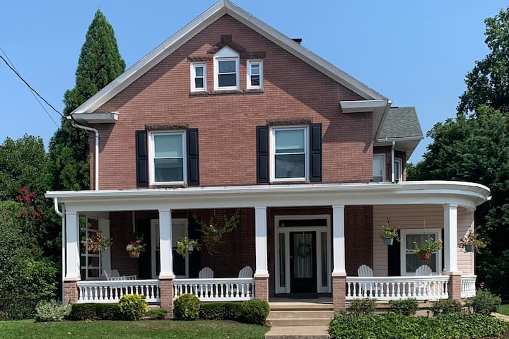 Small Town Sweets: Charming Home Near Hersheypark - Middletown, PA