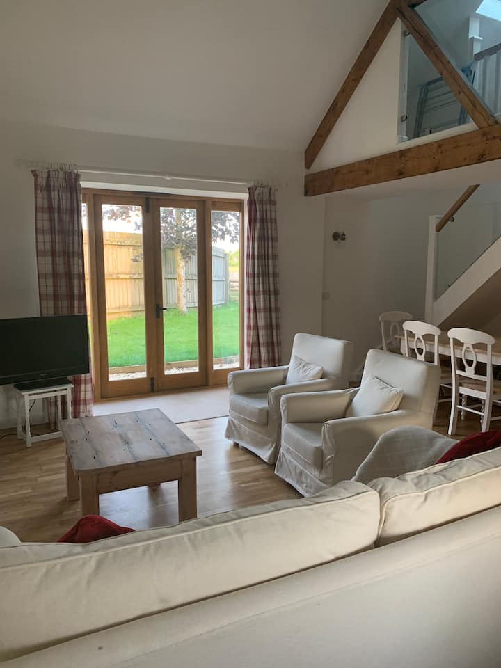 Converted Barn On The Edge Of The Cotswolds - Wiltshire