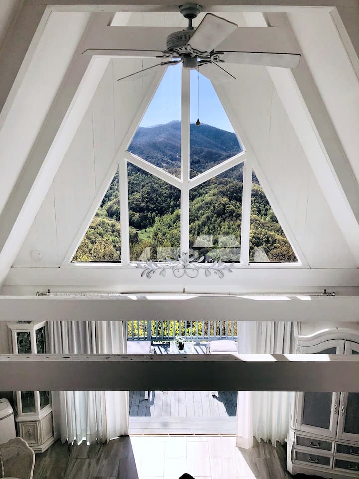 A Frame With Million Dollar View - Franklin, NC