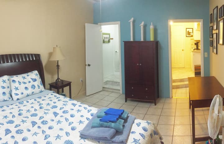 Entire Apt, Kitchen, Bathroom W/shower. 2 Day Min. - Pinellas Park, FL