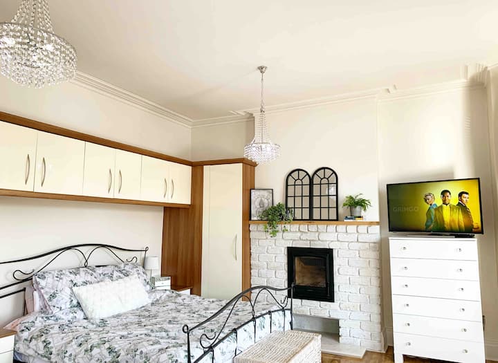 2 Bedroom Victorian Getaway In Sunny Southport - Southport