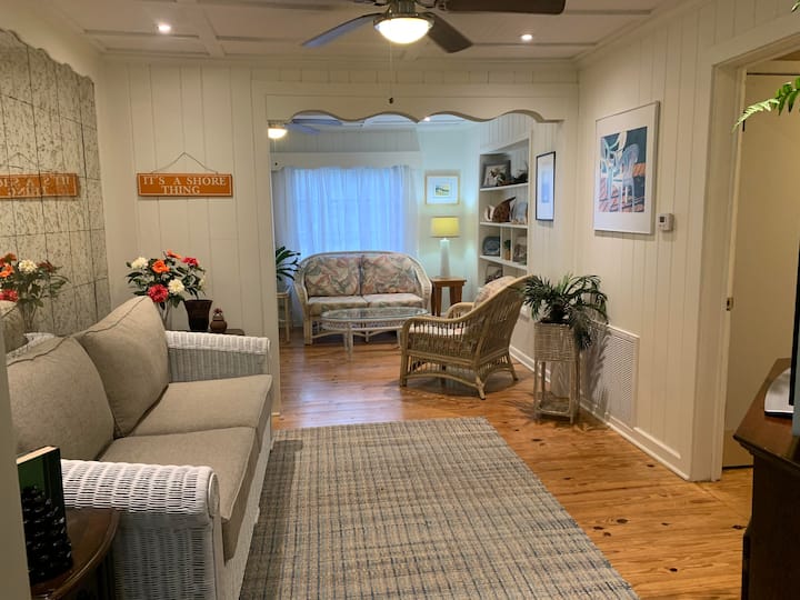 Beautiful Cottage Close To It All! - Foley, AL