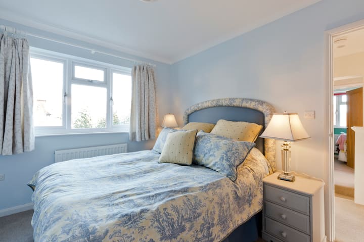 Comfy Sunny King Bed - Henley-on-Thames