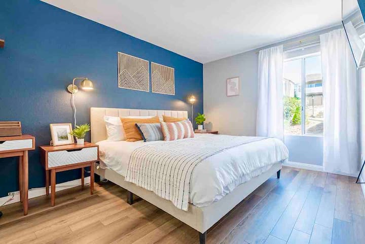 *King Bed* Adorable 2bd 2ba Condo, Very Central - San Diego, CA
