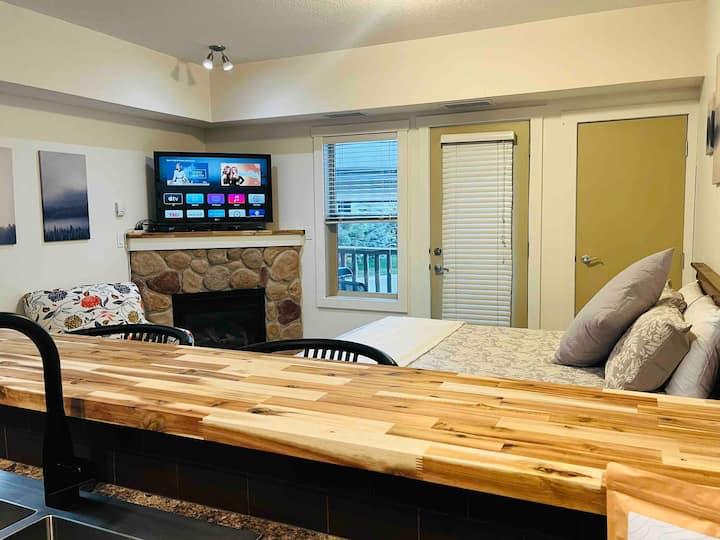 Mountain View Studio W/ Deck, Bbq & Fireplace - Fernie