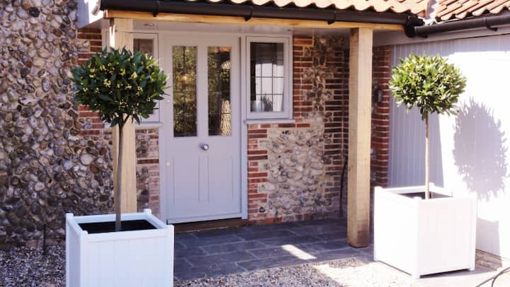 Butterflies Cottage - Perfect For 2 - Holt