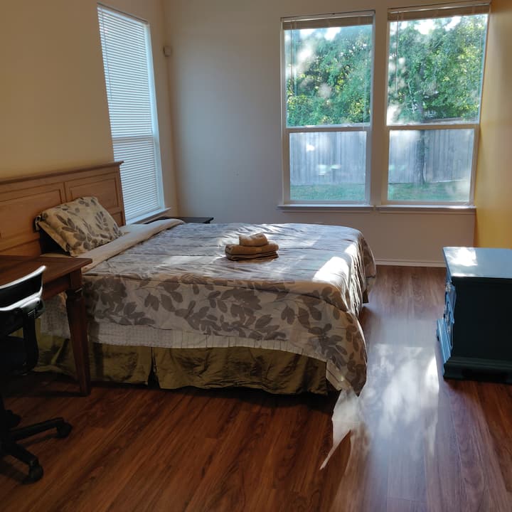 Beautiful Queen Bedroom - Leander, TX