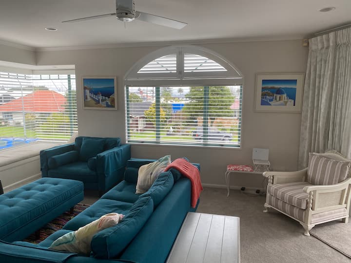Beach House
Mt. Maunganui
Close To Town And Beach - Mount Maunganui