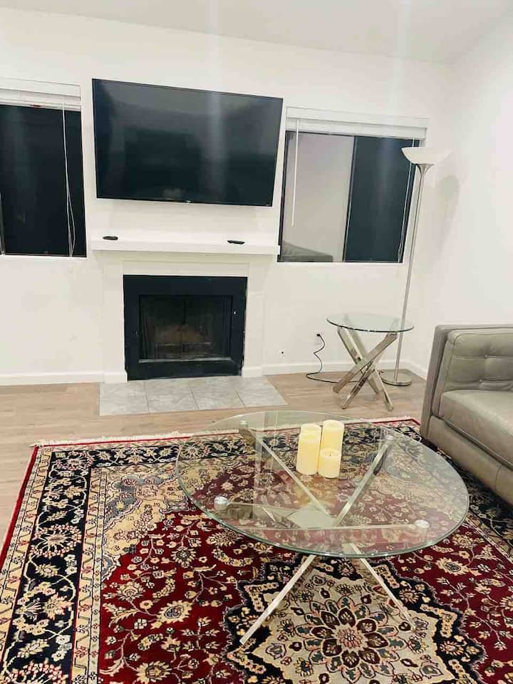 Prime Location With Wifi, Own Bathroom & Parking - Calabasas, CA