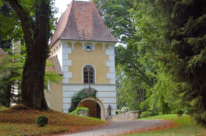 Barockes Vorschloss Mit Blick Zur Burg Rastenberg - Zwettl