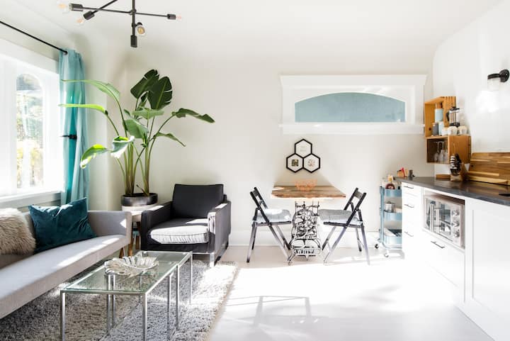 Kits! Charming & Bright Main Floor Suite - Vancouver