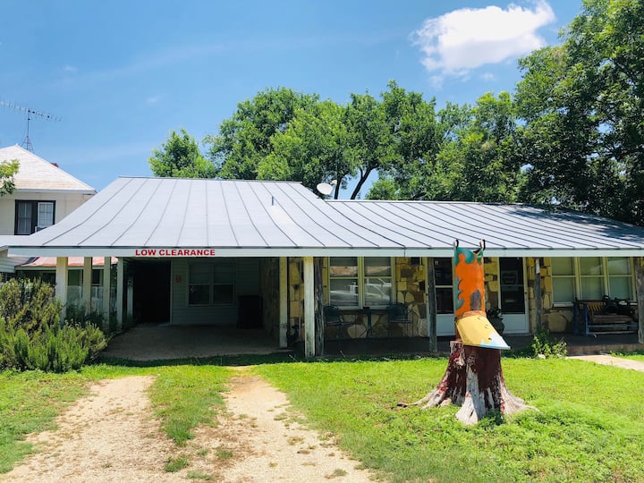 (B) 10th St. Bungalow Downtown, Bandera, Tx - Bandera, TX