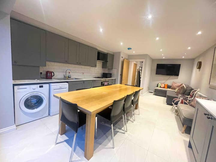 Modern House With Four Bathrooms - Epsom