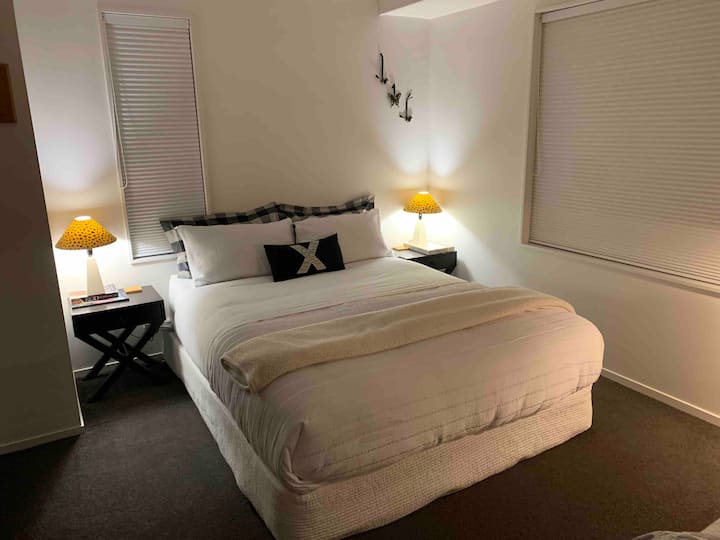 Quite Nice Bed & Bathroom In Taupo - Taupo