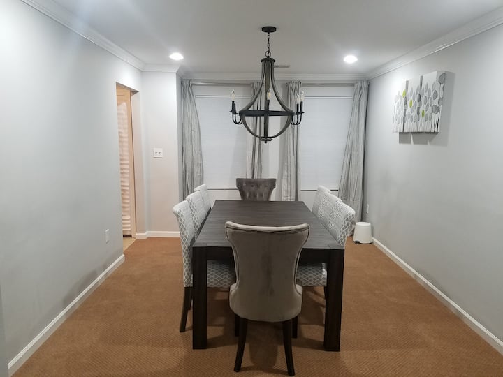 Colorful Bedroom In Modern Home 1 Block From Metro - 워싱턴 D.C.
