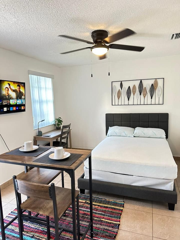 Cozy Studio / Room In Aventura - North Miami Beach, FL