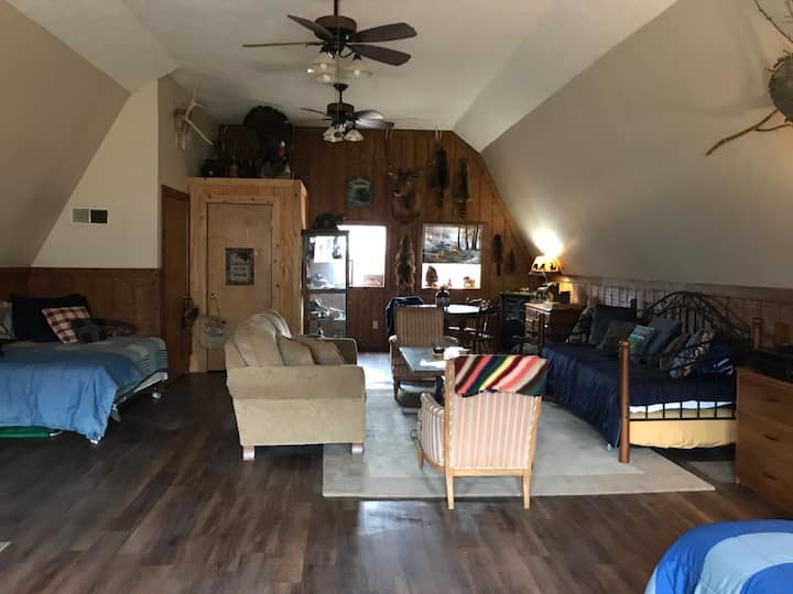 Hideout Hollow Hunting Cabin--on 90 Wooded Acres! - Lieber State Recreation Area, Cloverdale