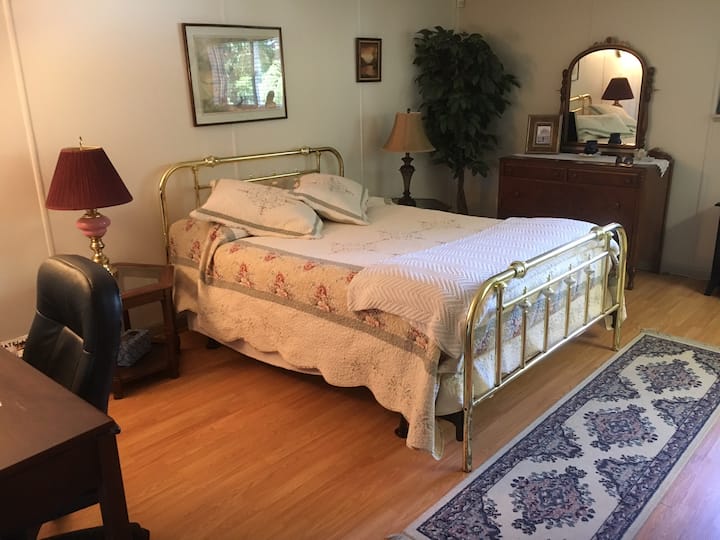 Quails Trail Bed And Breakfast - Lake Country