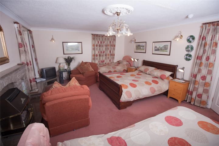 The Meadow House - Newmarket, UK