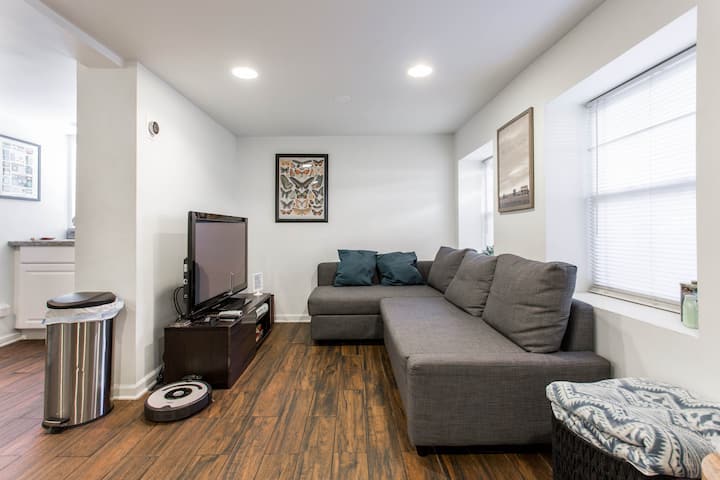 Cozy Lincoln Park Nook With Free Street Parking! - Chicago, IL