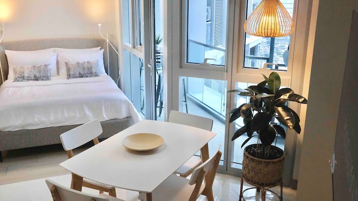 Minimalist 1-br Queen Bed Uptown Bgc Taguig - Taguig