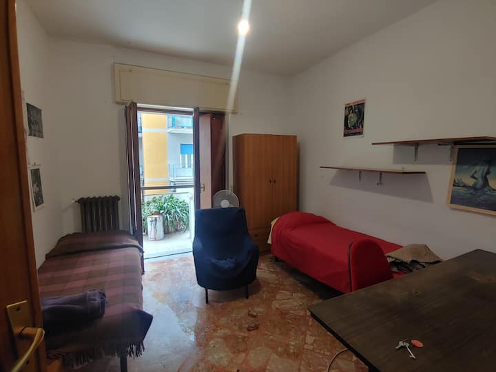 Student Room, With Balcon, Close To The Center - Bari