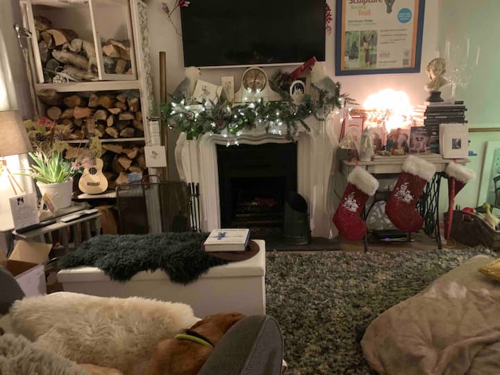 The Blue Room: Idyllic Village B&b Stay - 에일즈베리