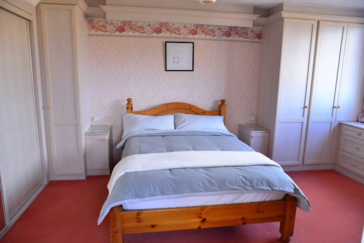 Spacious Double Room In A Tidy And Quiet Cottage - Berkshire
