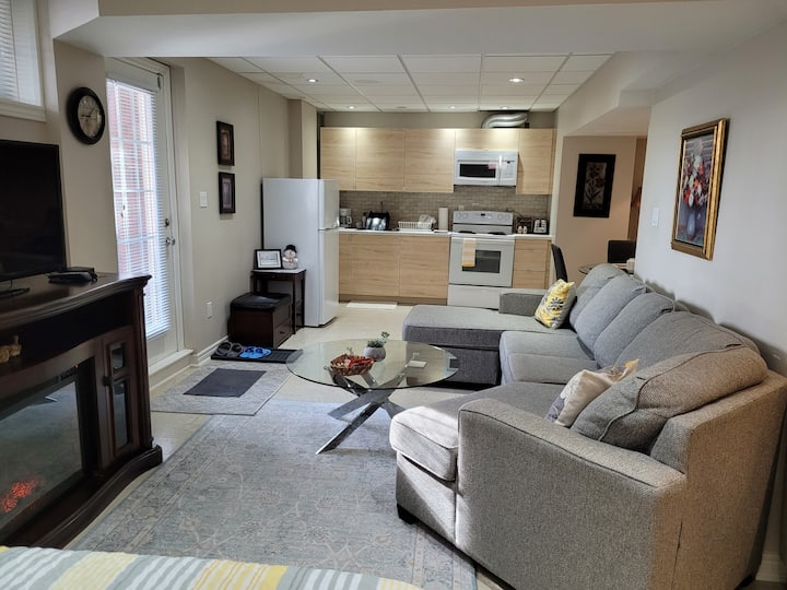 Cozy & Bright Private Basement Suite ,Free Parking - Ontario