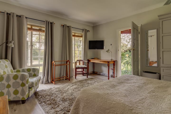Pin Oaks- Garden Cottage.
Set In A Stunning Garden - Randburg