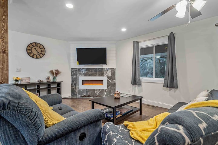 Beautiful Updated Ranch W/amazing Backyard - Spectrum Center