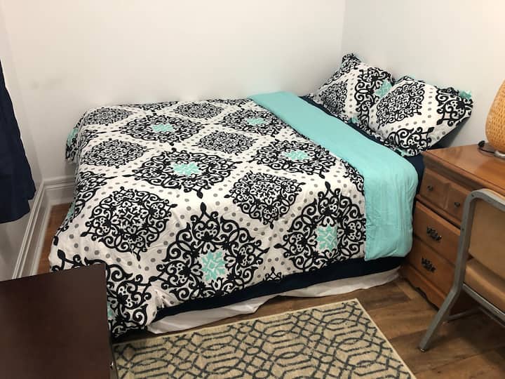 Quiet And Comfortable 1-bedroom - Hamilton