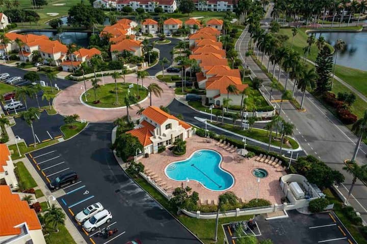 Escape! Resort Style Condo W/pool Near Beach - St. Petersburg, FL