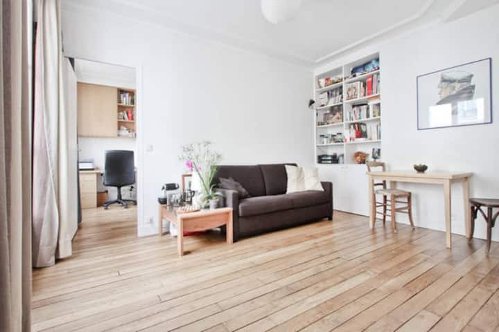 Au Calme Dans Un Quartier Animé - Paris