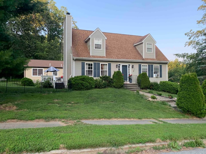 Charming Mystic Cape Cod House. - Mystic, CT