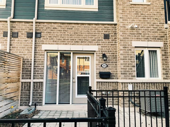 Quiet And Private Townhouse Condo - Brampton