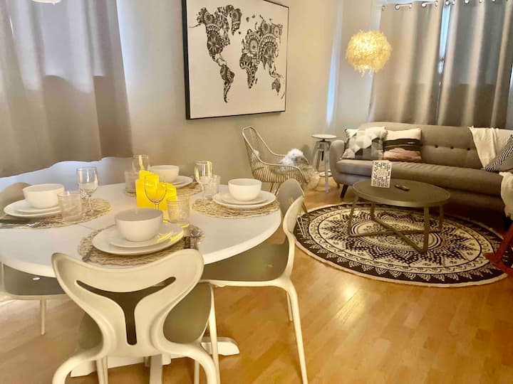 The Boho Escape. Cozy And Central! - West Vancouver