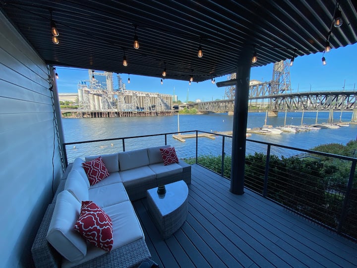 Waterfront Condo With Private Balcony With Parking - Portland, OR