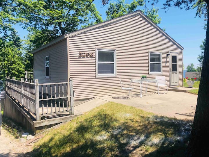 Coles Cozy Cottage Topside Lake Access - Houghton Lake, MI